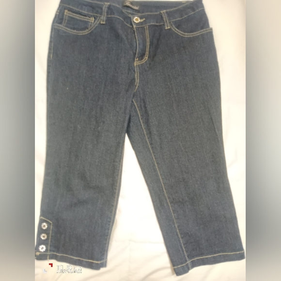 Baccini | Pants & Jumpsuits | Baccini Capri Pants | Poshmark